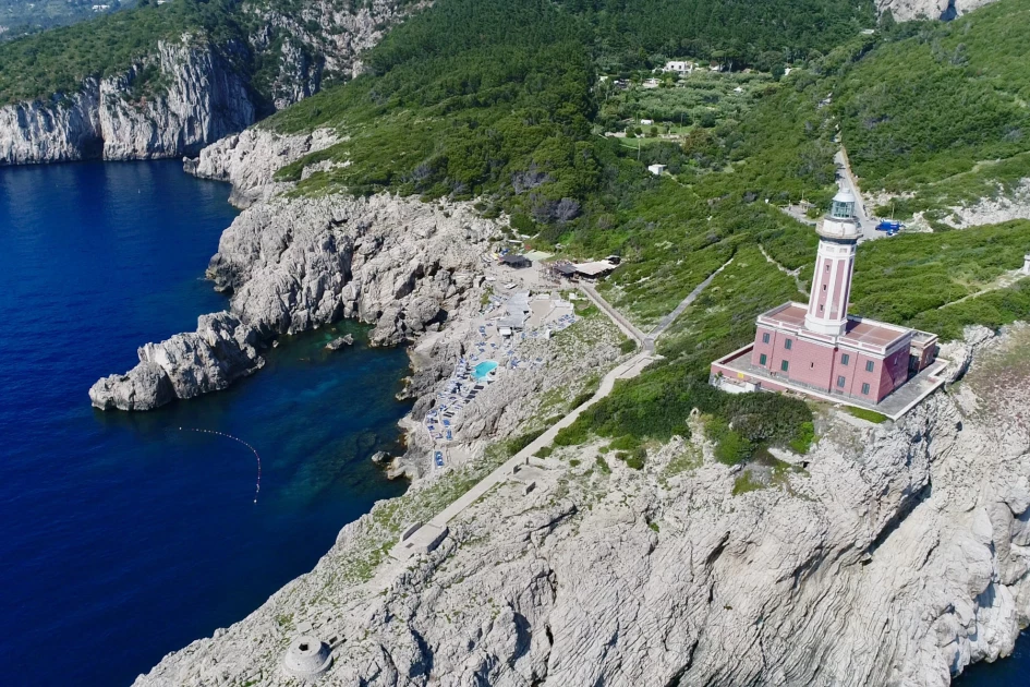 The lighthouse that unveils the island of Capri | Trentaremi